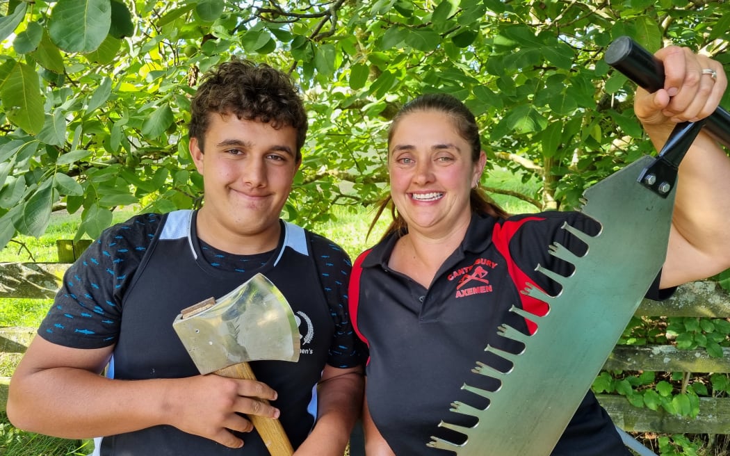 Mother and son woodchoppers compete in Waimate championships | RNZ News