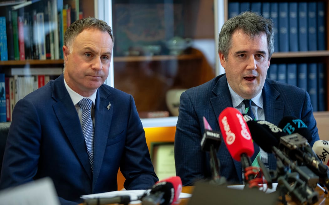 Government gives councils amalgamation ultimatum | RNZ News