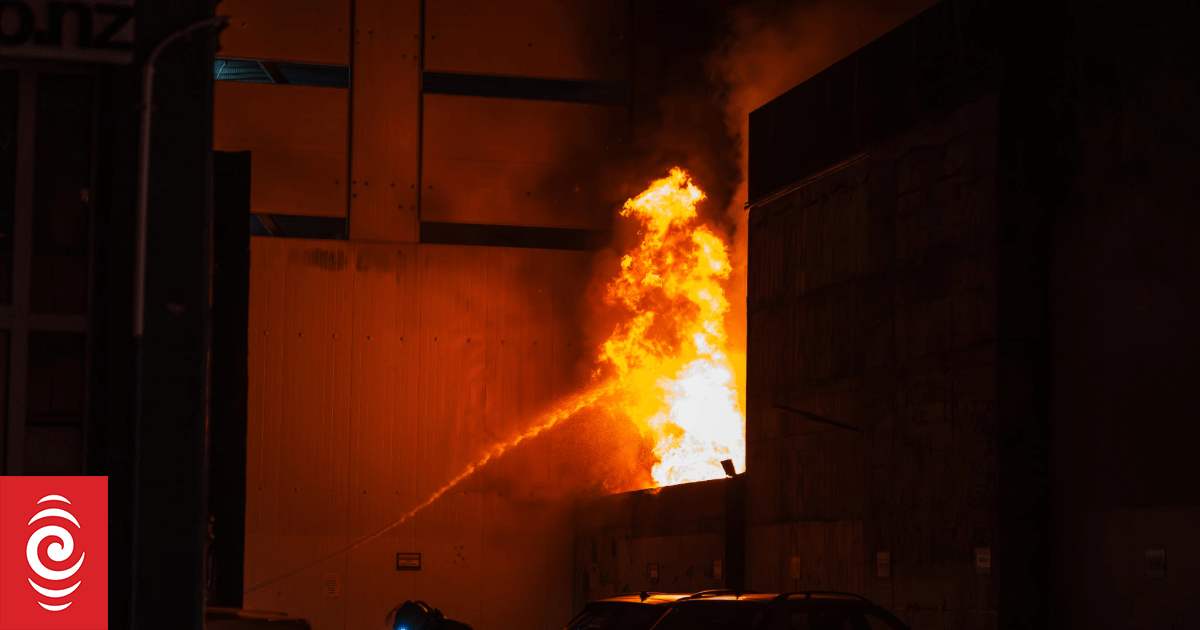 Firefighters battle blaze on Wellington's Tory St | RNZ News