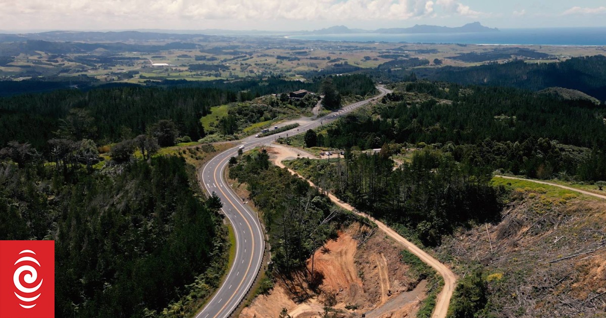 Logging truck rolls, closing detour around Brynderwyn Hills | RNZ News