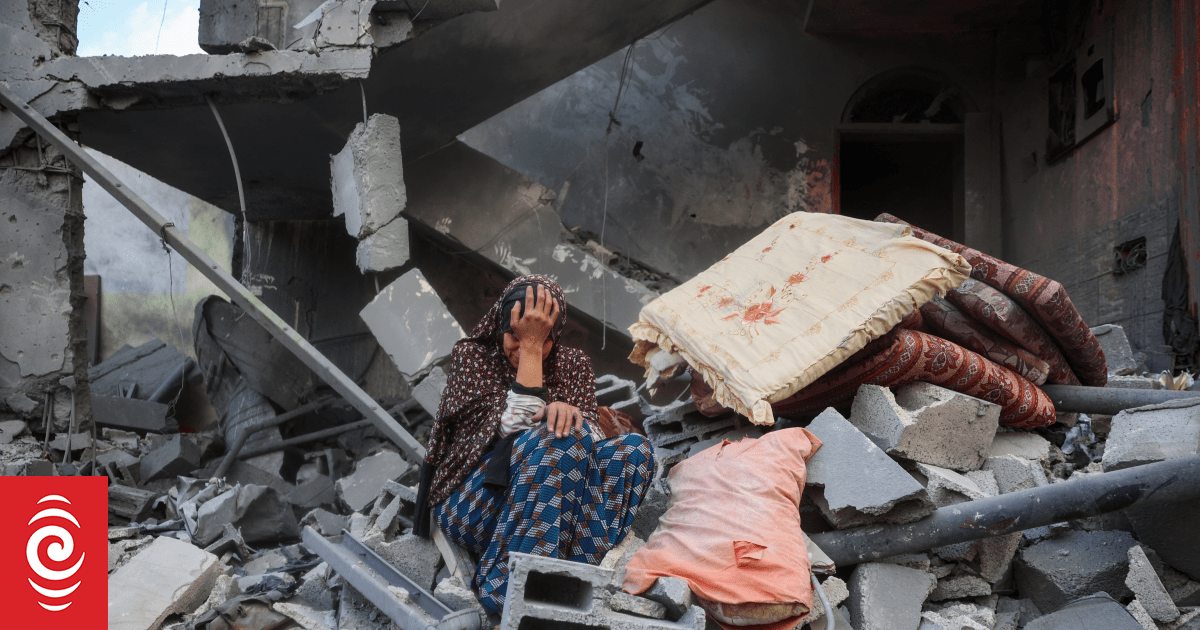 Israeli drops leaflets over Gaza ordering evacuations | RNZ News