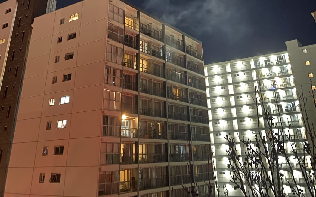 Residents evacuated after fire in Auckland apartment building | RNZ News