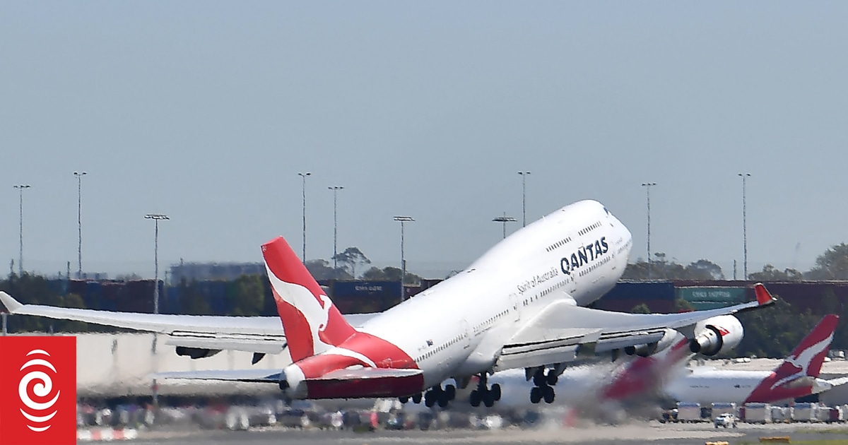 Up to 150 Qantas employees part of gang infiltration at airline - media ...
