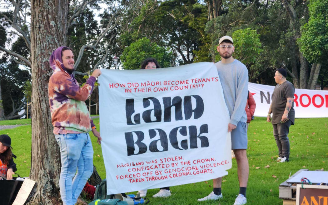 Protest against anti-cogovernance rally goes ahead in Auckland | RNZ News