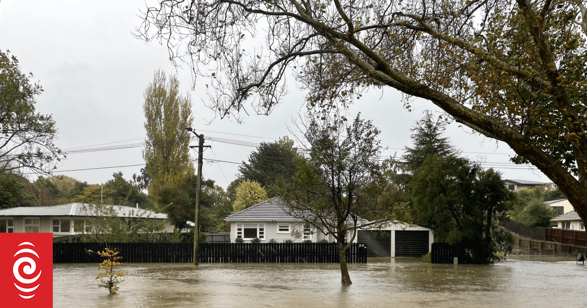 Roads under water in Christchurch suburb of Beckenham | RNZ News