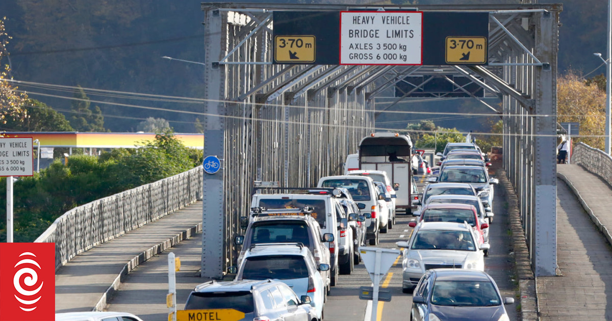 107-year-old Whanganui bridge 'very beautiful' but causing traffic ...