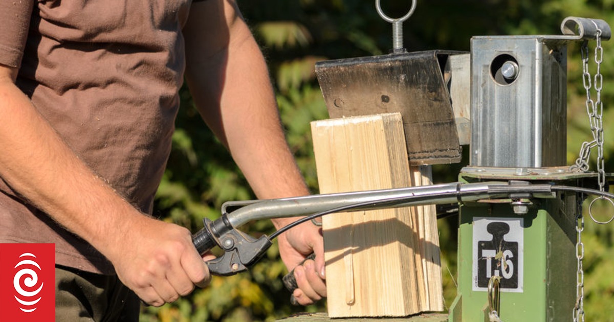 Saws and log splitters top cause of serious hand injuries | RNZ News