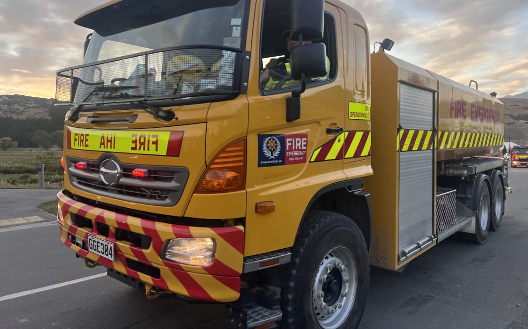 In pictures: Port Hills fire burns for third day | RNZ News