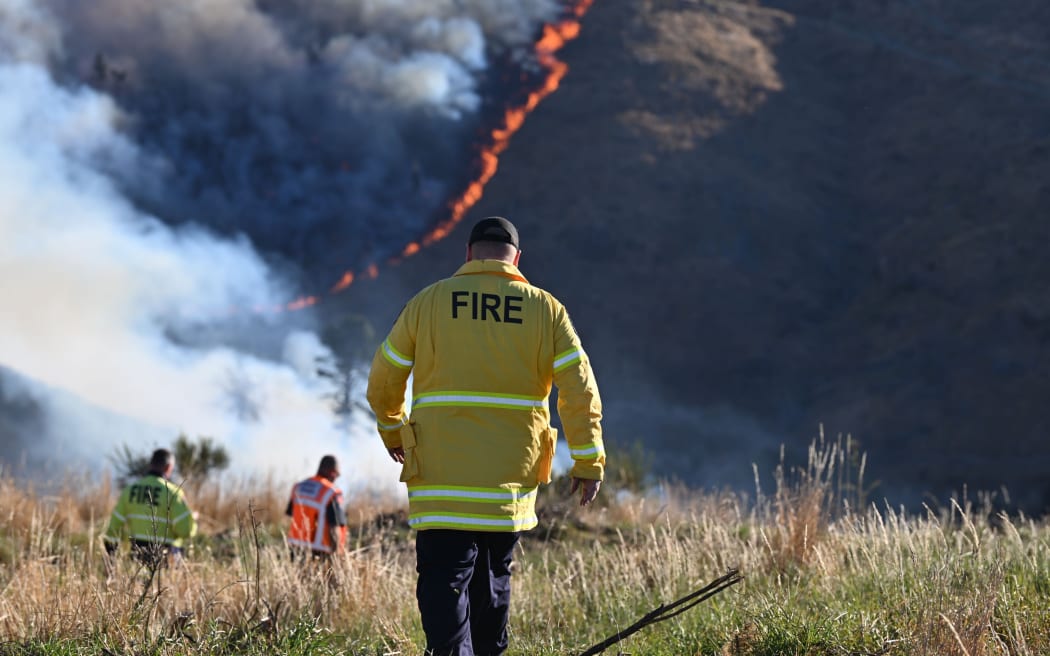 Port Hills fire rages on, residents evacuated, dry weather to continue ...