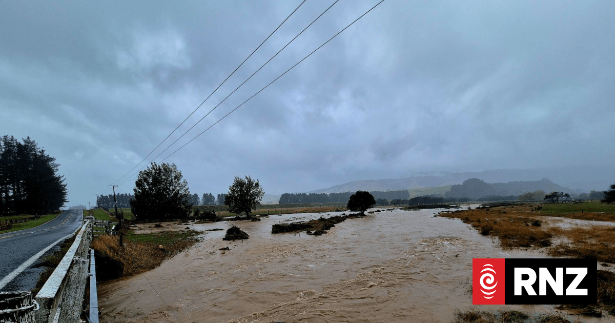 South Wairarapa residents coming together during floods | RNZ News