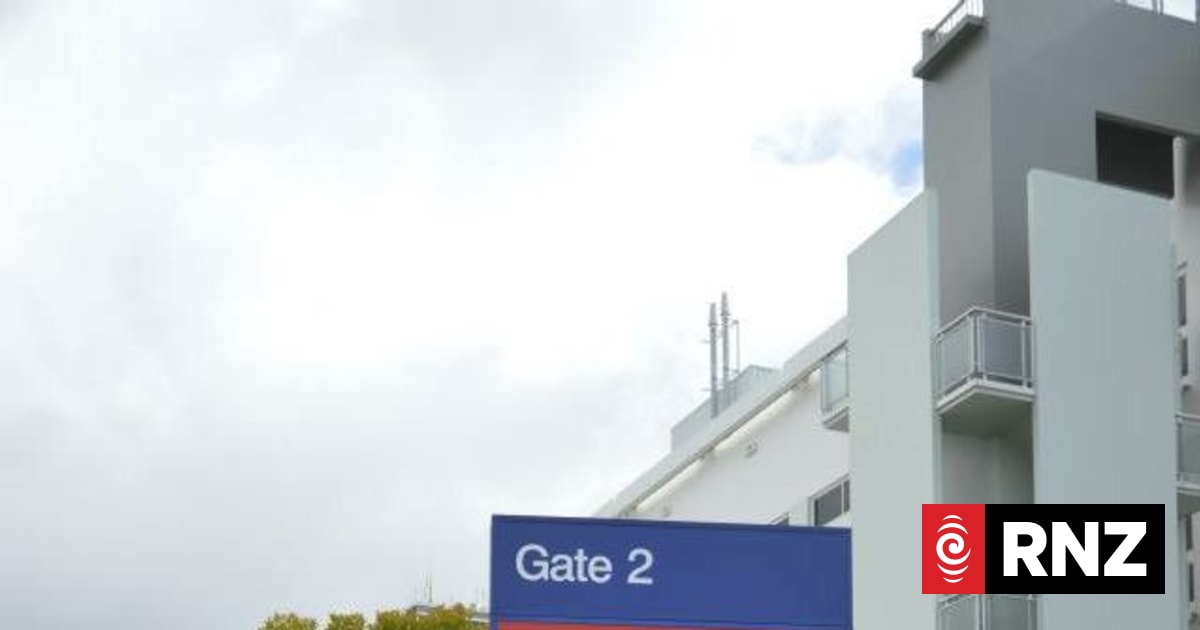 Gisborne bus crash - Tongan school group leader dies | RNZ