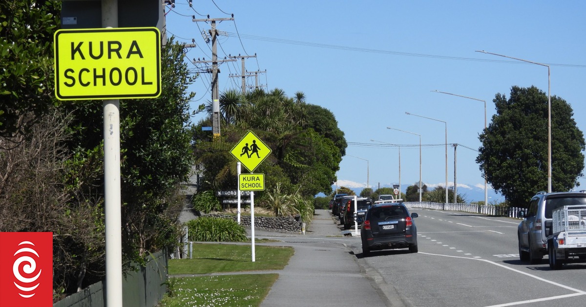 Bilingual signs spark 'unfortunate' race comments | RNZ News