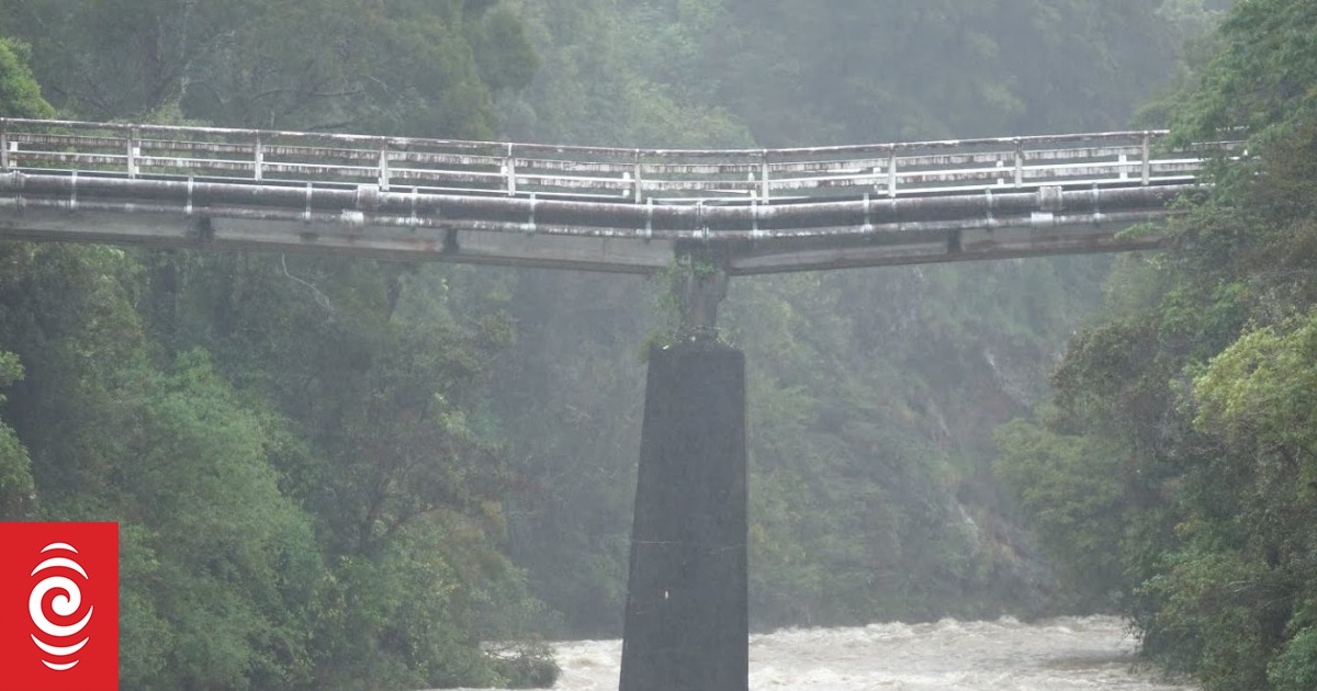 Bridge with 'broken back' cuts off homes | RNZ News