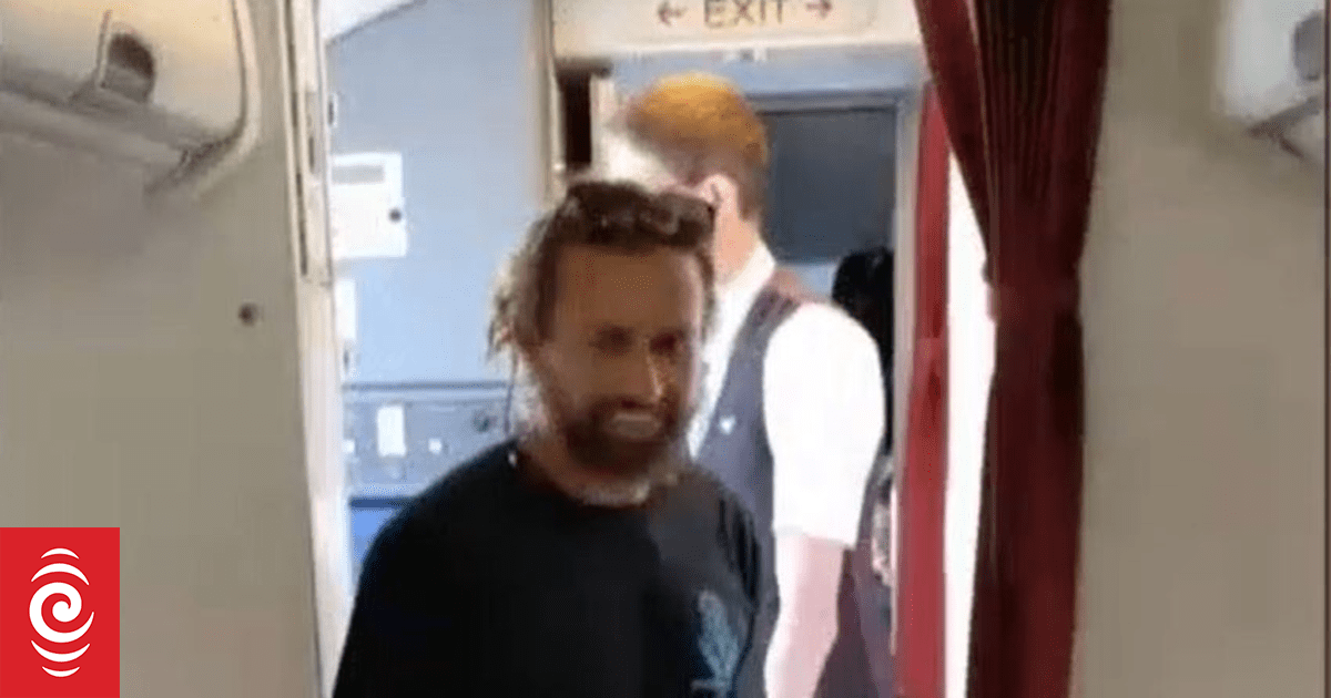 TV personality Andre Rerekura captures snake on the plane | RNZ News