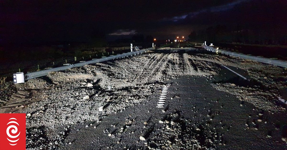 Canterbury flooding: Hinds surrounded by flood debris | RNZ