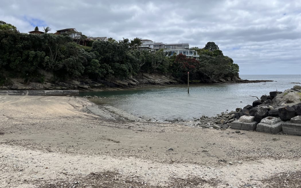 North Shore beaches under 'do not swim' notice due to sewage spill ...