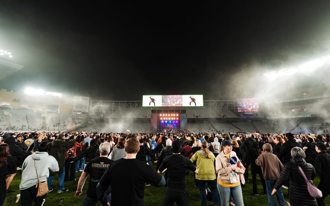 In pictures: Thousands smash world's largest haka record | RNZ News