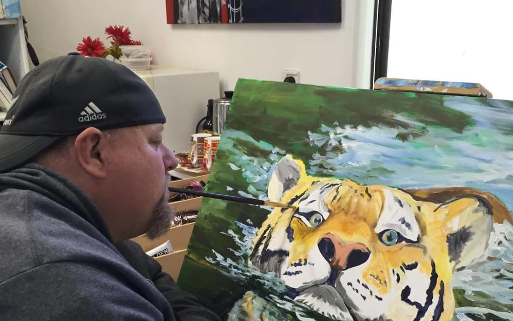 Northland artist using his mouth to paint is going global | RNZ