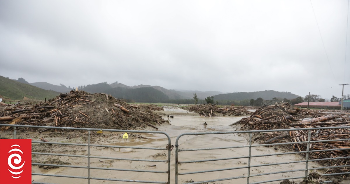 Cyclone Hale aftermath: Defence Force vehicles used to supply ...