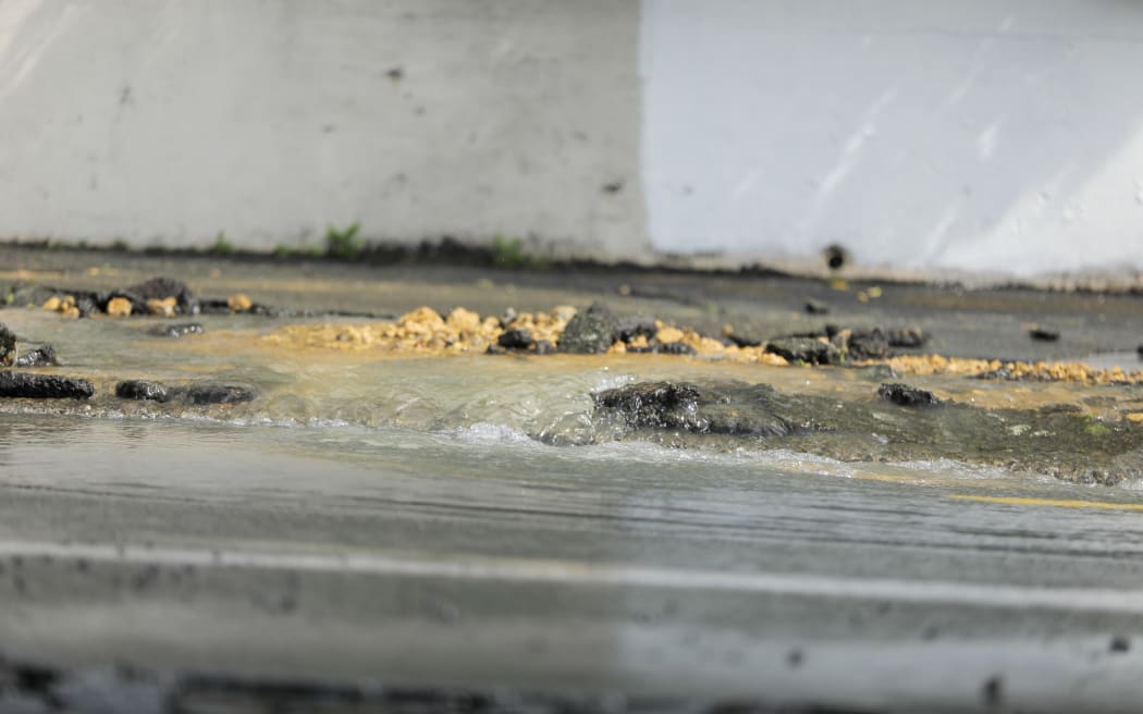 Huge water leak in central Wellington | RNZ News