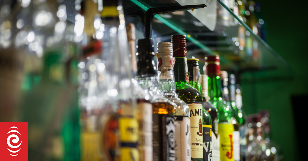 New study shows decline in alcohol consumption by Pac men in NZ | RNZ