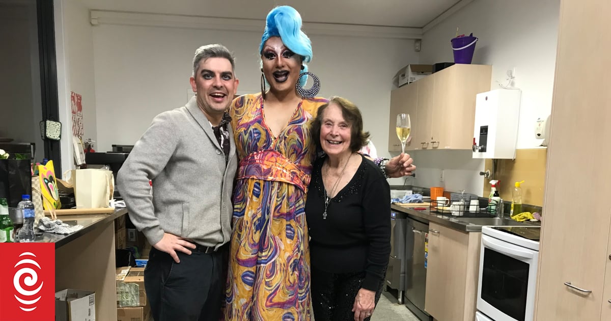 'Just come and be in it' - 87-year-old community theatre director | RNZ