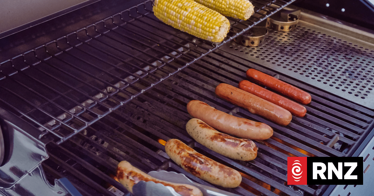 The Great Trans-Tasman Sausage Sizzle Battle | RNZ