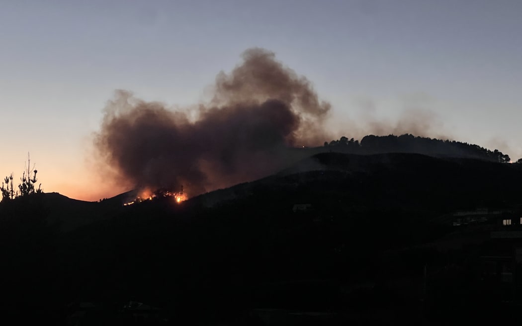In pictures: Port Hills fire spreads for second day | RNZ News