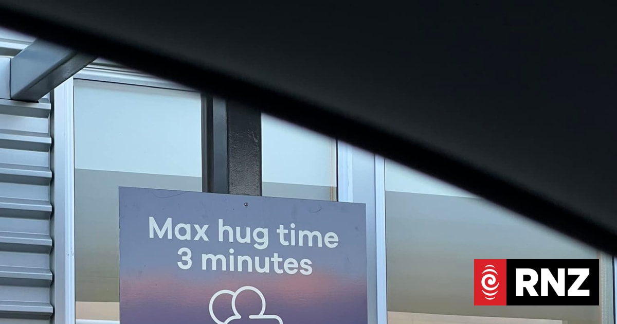 Dunedin Airport's three-minute hug limit makes global headlines | RNZ