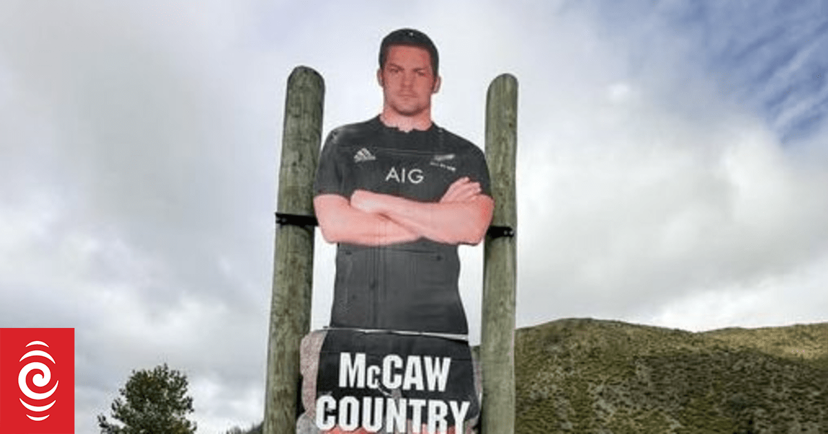 Faint stirrings of optimism as McCaw statue saga rumbles on | RNZ News