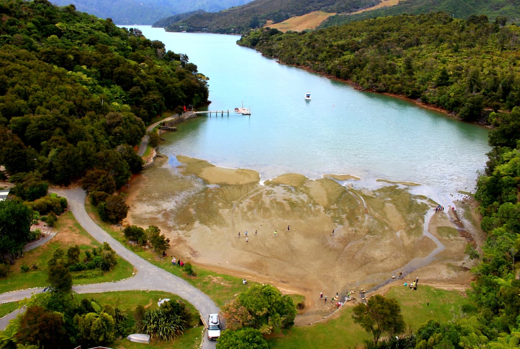 Simon Heath: Outdoor adventures at Mistletoe Bay | RNZ