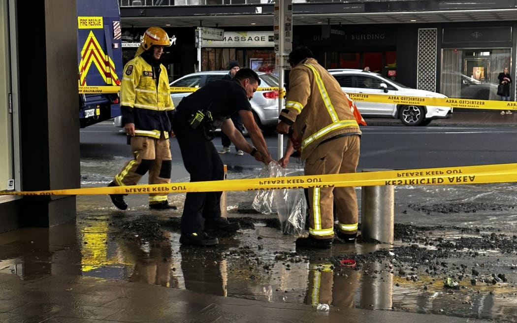 Broken water main floods Queen Street in Auckland | RNZ News