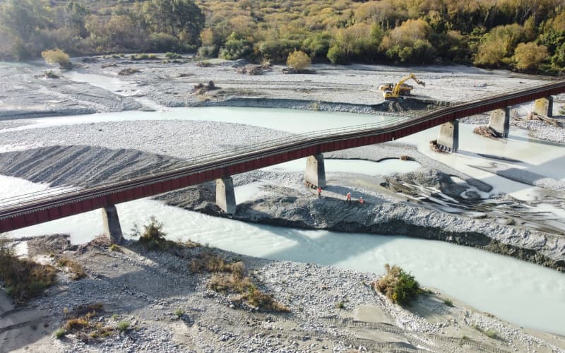 Temporary fix for sagging Rangitata rail bridge under way | RNZ
