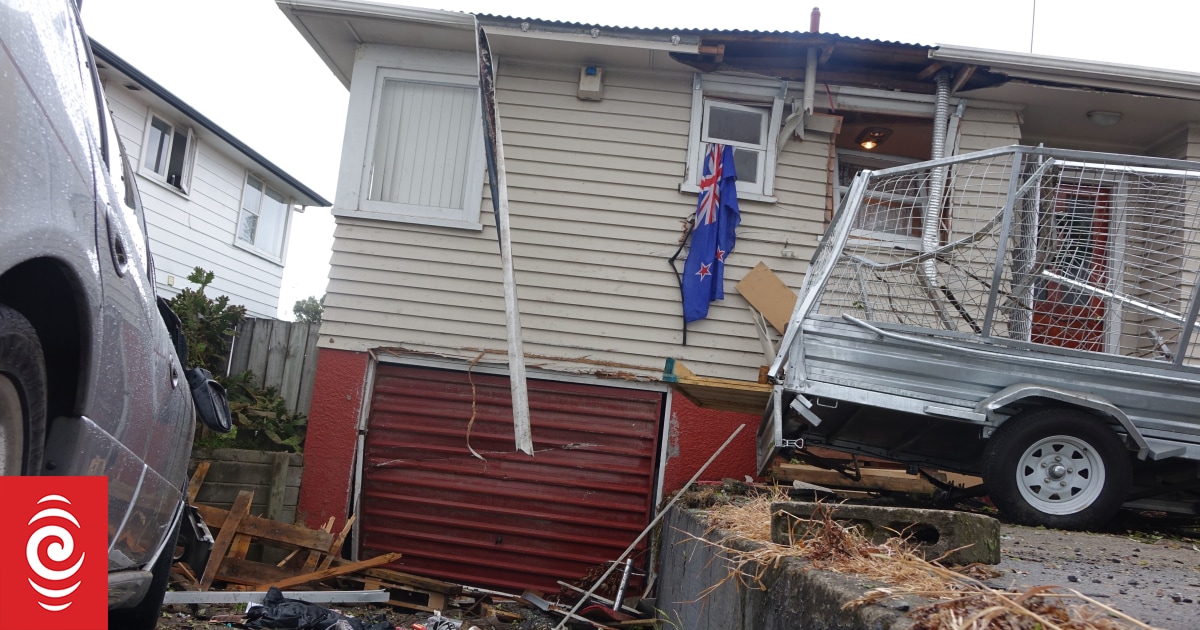 Car with kids in boot crashes into house | RNZ News