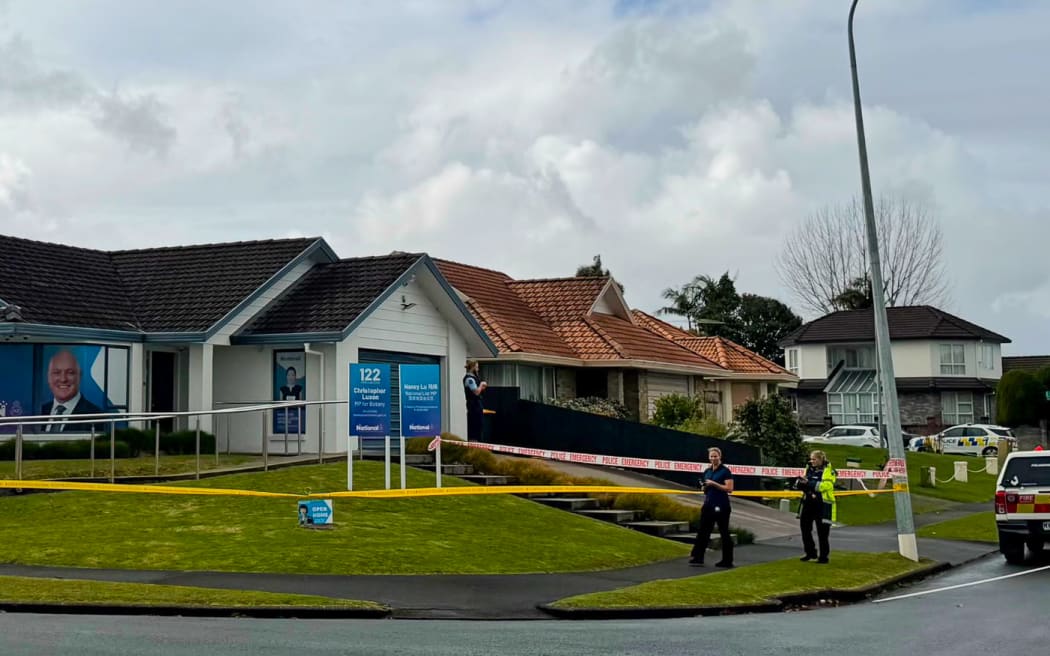 Police cordon off Prime Minister's Auckland electorate office | RNZ News