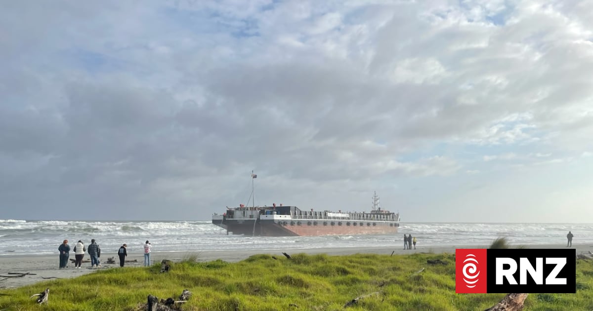 Westland Mineral Sands barge runs aground near Westport | RNZ