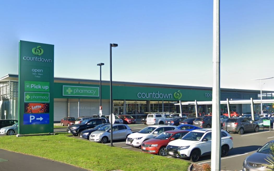 Hamilton man urinates on supermarket shelves in front of shocked ...