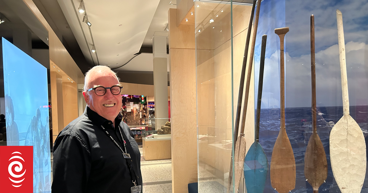 The volunteer tour guides bringing Auckland War Memorial Museum exhibits to life | RNZ News