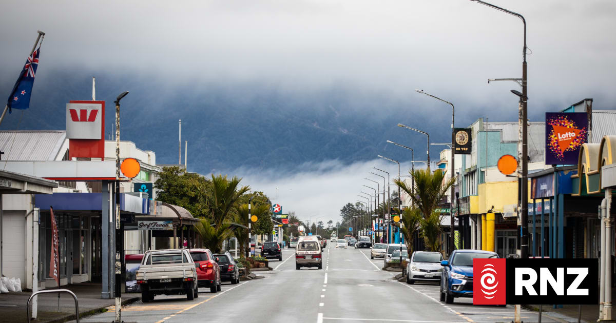 Westport residents berate council over 'stupid' plan to relocate town | RNZ
