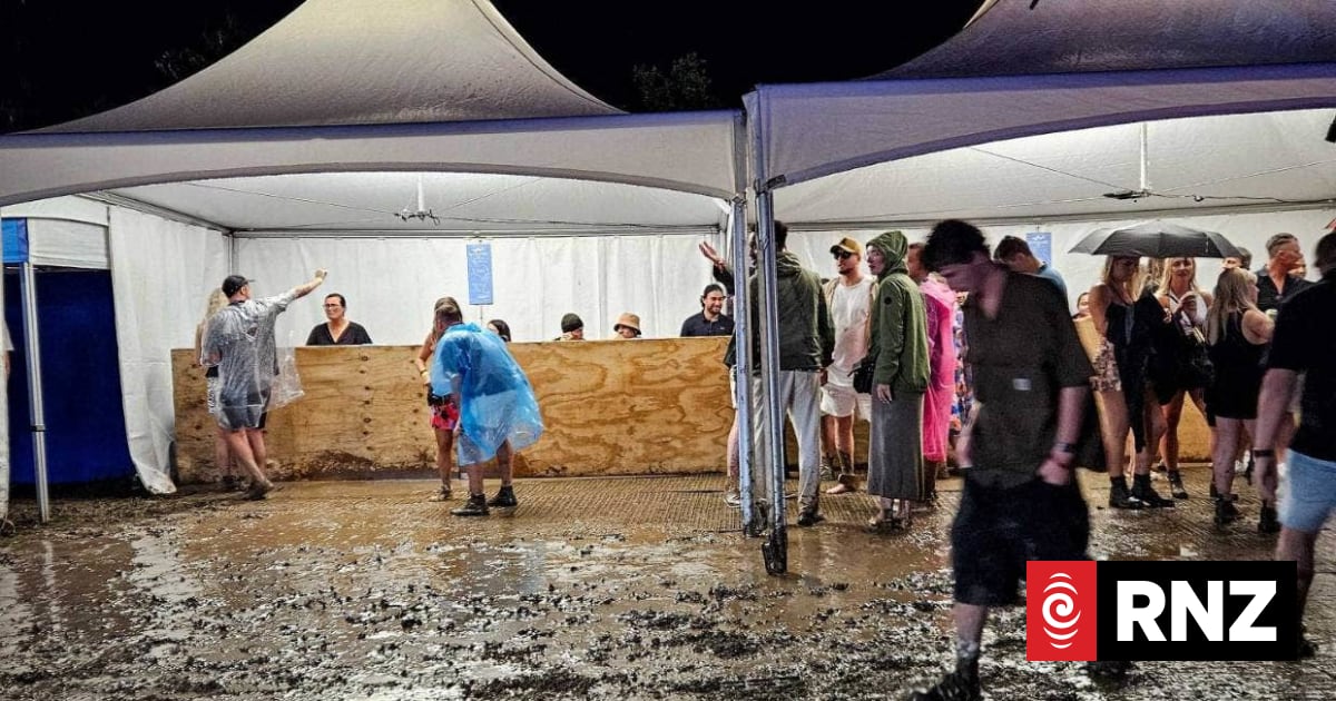 Festival-goers clamber through mud for rainy New Year's Eve | RNZ