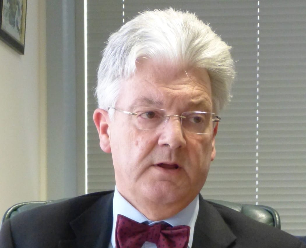 Collins says hair-pulling wasn't right | RNZ News