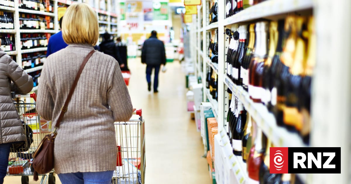 Alcohol packaging needs warning for pregnant women - experts | RNZ