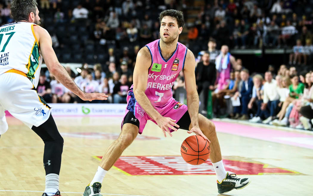 Breakers guard's career-night in vain after third straight loss | RNZ News