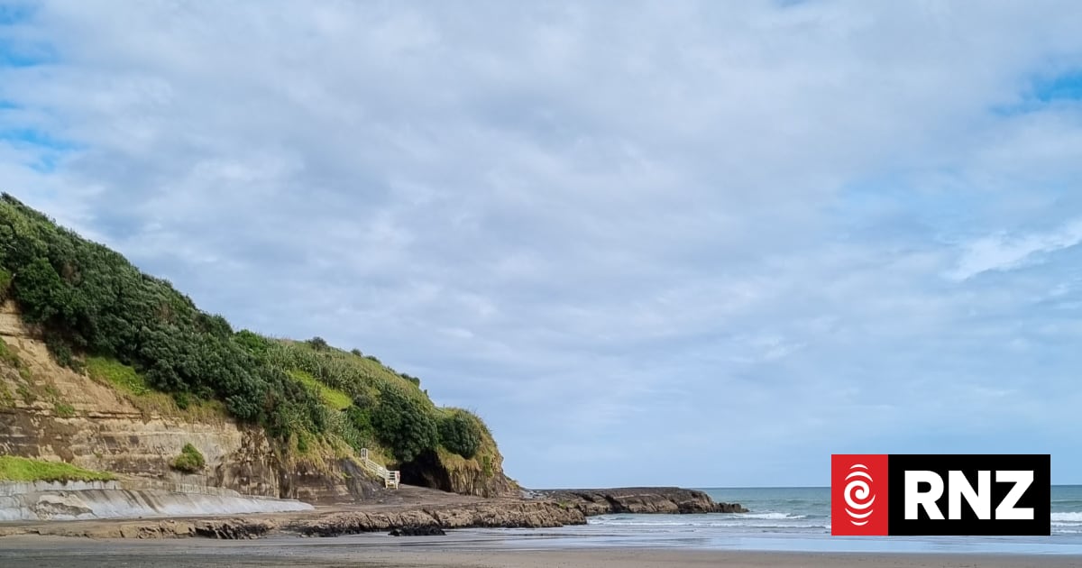 Council to close Muriwai Beach vehicle access due to fire risk | RNZ