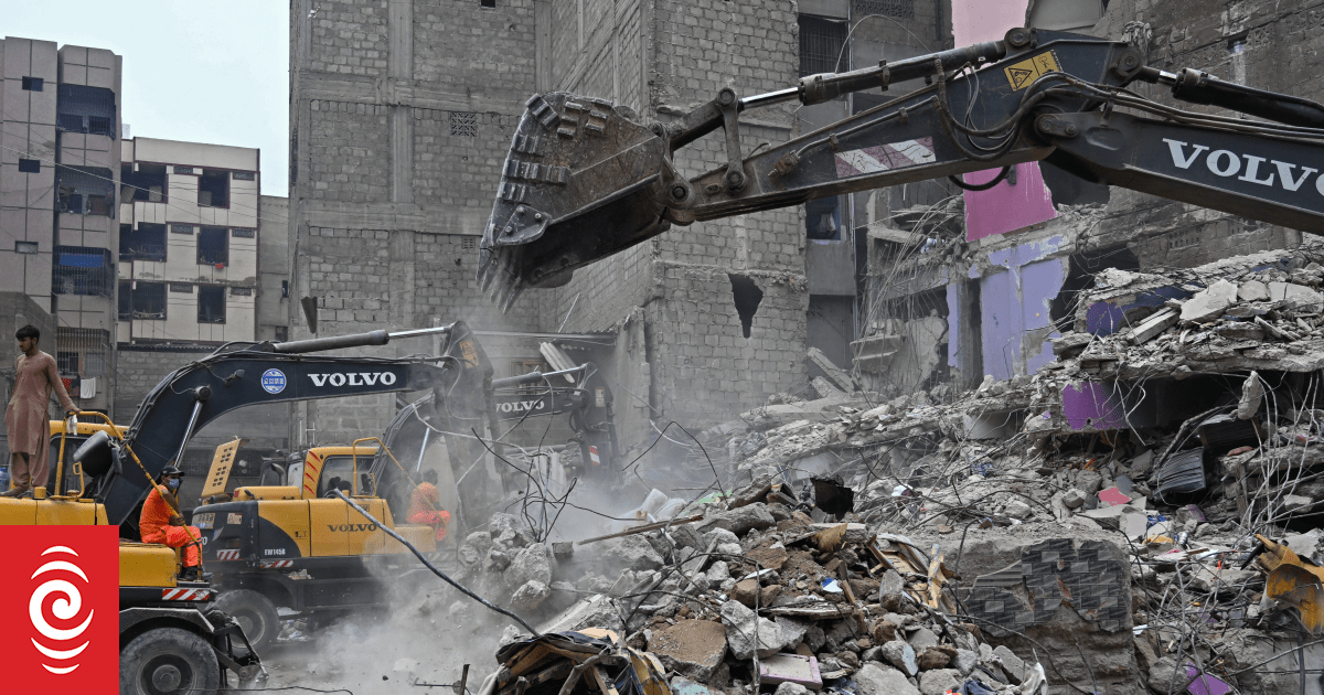 Death toll in Pakistan building collapse rises to 21 | RNZ News