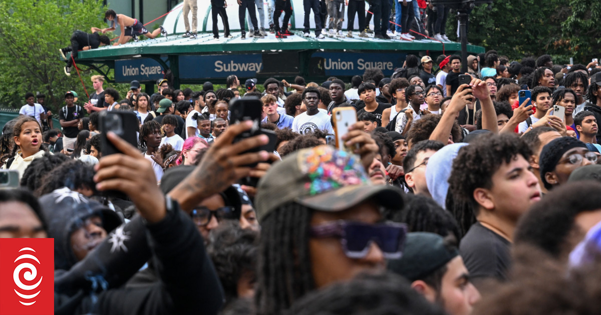 Twitch streamer Kai Cenat's hyped PS5 giveaway sparks mayhem in ...