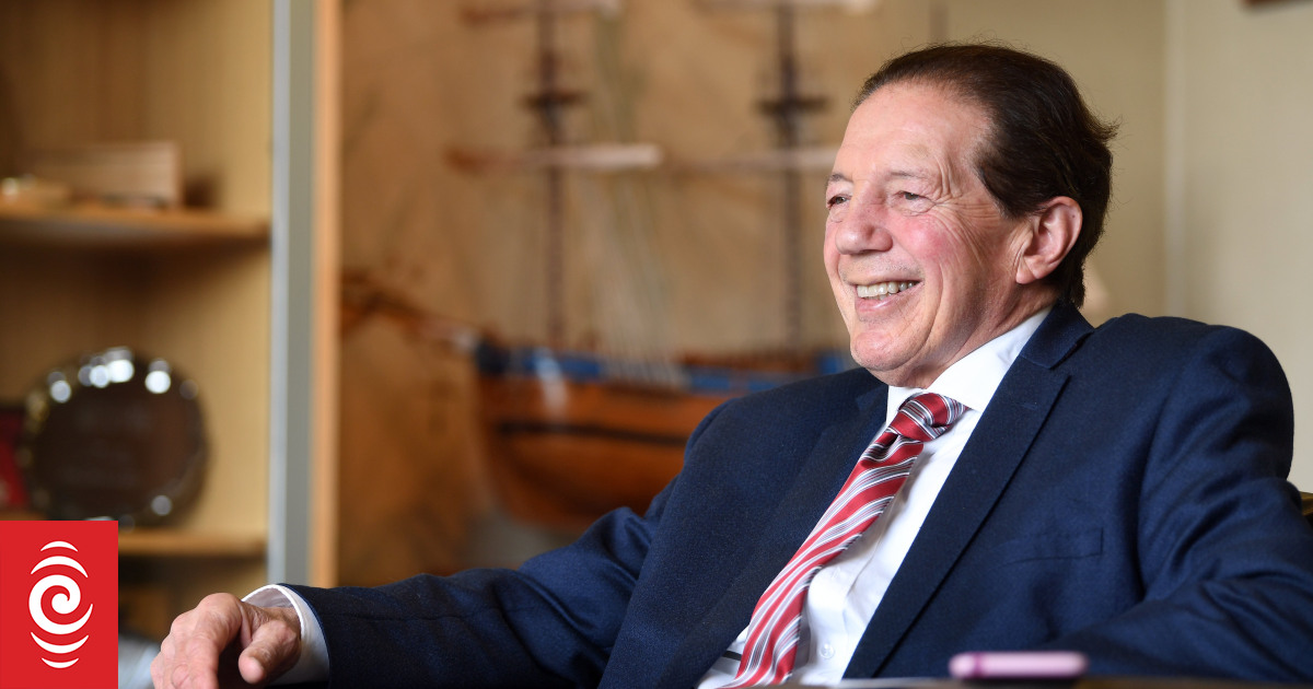 Remembering Sir Tim Shadbolt: Pineapple, cheese and jellybeans | RNZ News