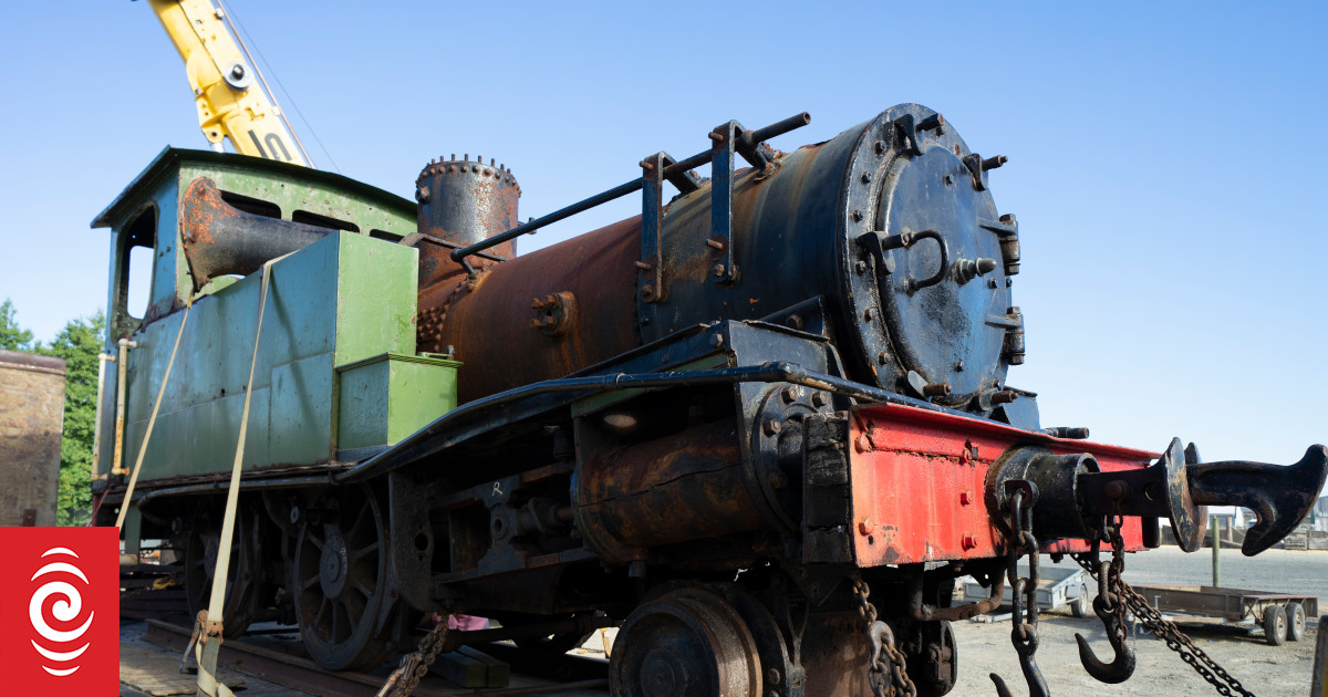 Rare steam locomotive arrives back in Southland for restoration | RNZ News