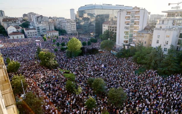 Serbia's police clashes with anti-government protesters | RNZ
