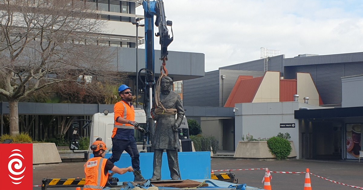 Hamilton mayor suffers from abuse after Captain Hamilton statue removal ...